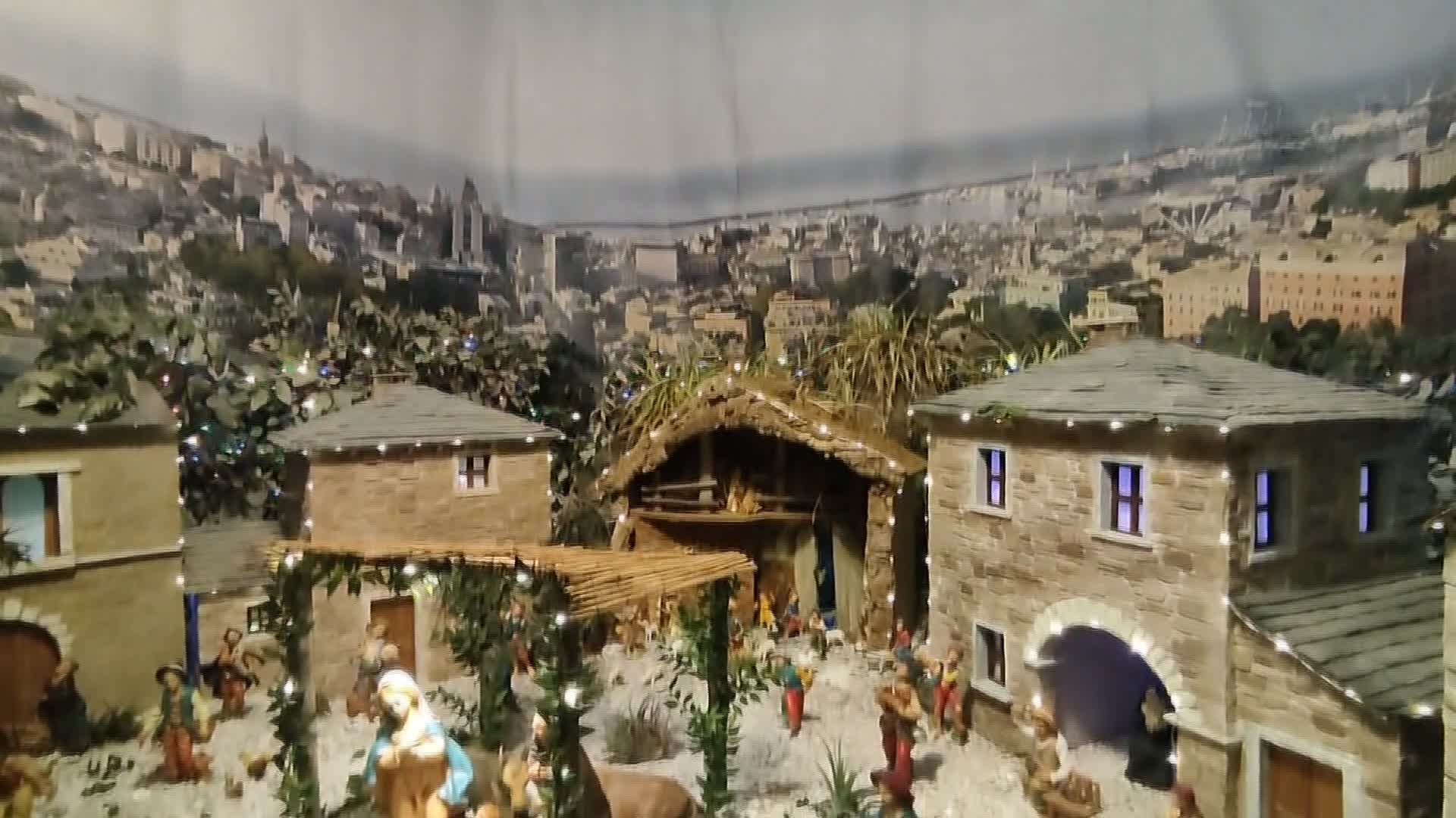 Genova, nella chiesa di San Bernardino il presepe con lo sfondo della ...