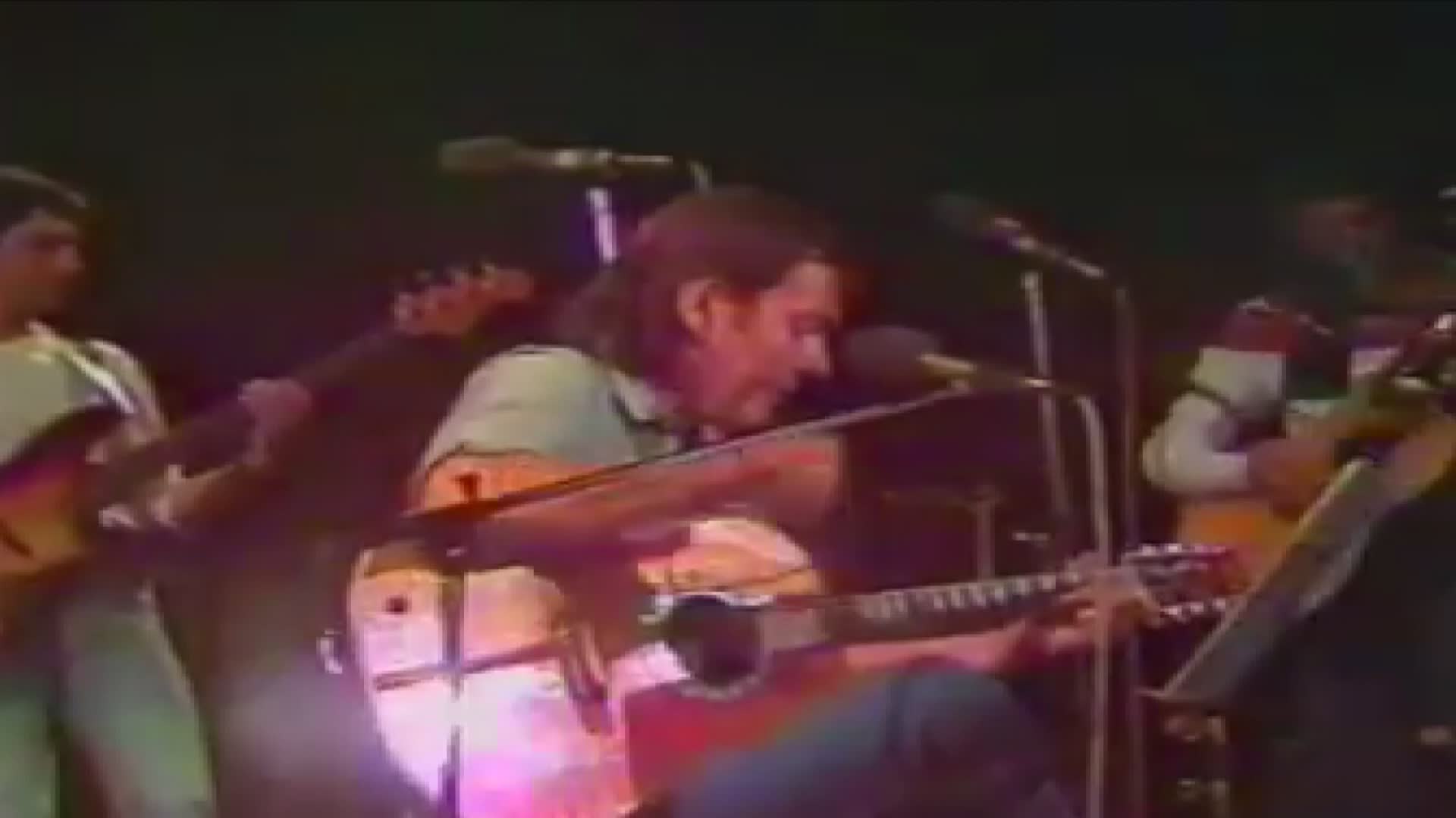 De André, 25 anni dopo i genovesi lo ricordano cantando 'Bocca di Rosa ...